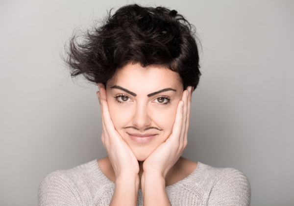 Ria mép con gái mọc rậm: Nguyên nhân và 5 cách khắc phục